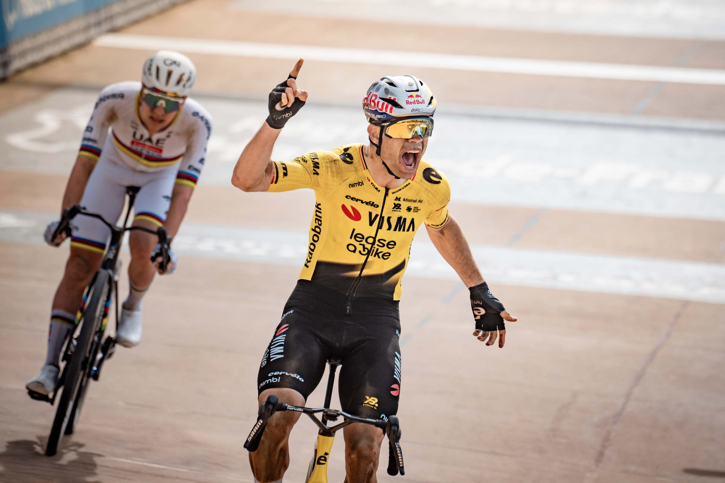 Un héroïque Wout van Aert touche enfin au but et décroche un Paris ...